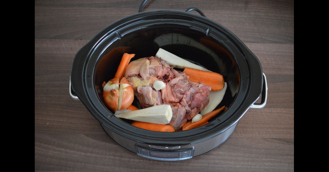 Stock de pui la slow cooker Crock-Pot 5.6L TimeSelect by Rețete Papa Bun