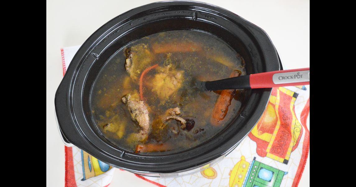 Stock de pui la slow cooker Crock-Pot 5.6L TimeSelect by Rețete Papa Bun