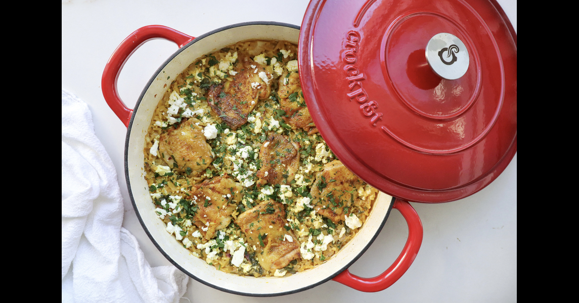 Rețetă delicioasă de pulpe de pui cu orzo și feta, gătite la cuptor cu ...