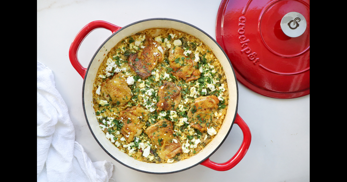 Rețetă delicioasă de pulpe de pui cu orzo și feta, gătite la cuptor cu ...