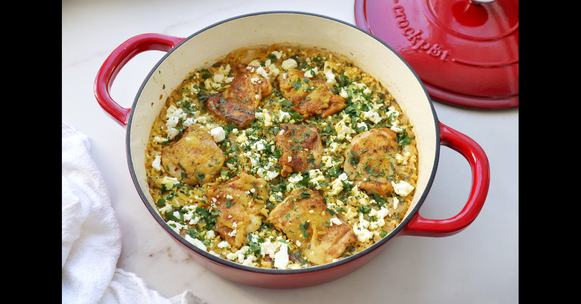 Rețetă delicioasă de pulpe de pui cu orzo și feta, gătite la cuptor cu ...